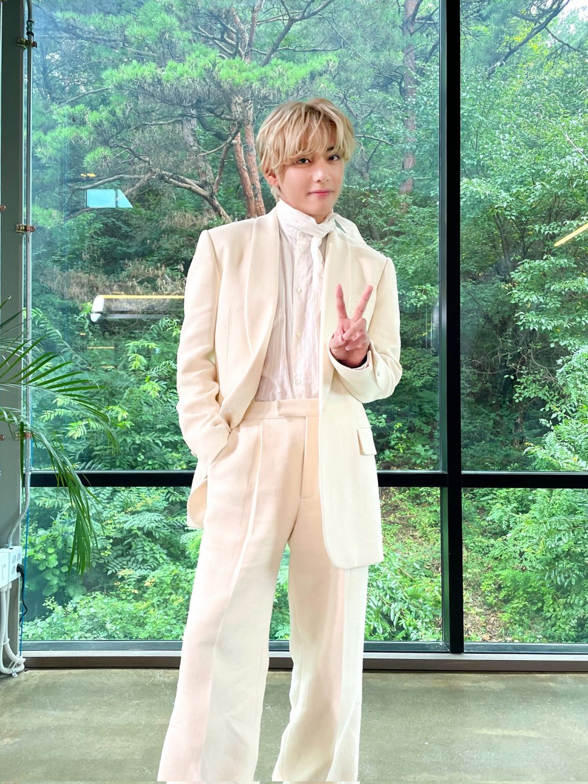 โซเชียลแตกตื่น! "วี BTS" เป็นไวรัลในชุดทหารสุดเท่ ทำแฟนๆ กรี๊ดสนั่น